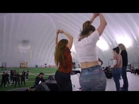 Shakira and JLo twerking