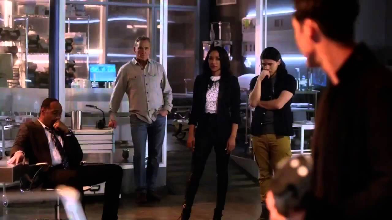 The Flash: S2E20 - Barry Agrees To Recreating The Particle Accelerater ...