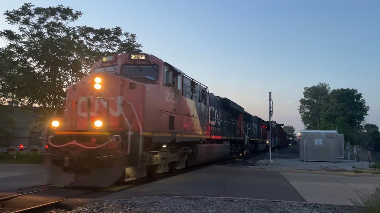 CN #’s 2252 (ES44DC) & 5673 (SD75I) lead CN L508 south through Trenton ...