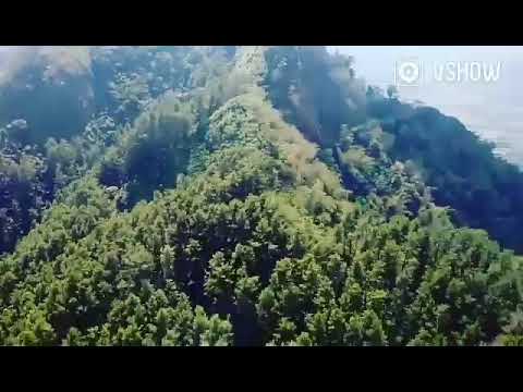Helikopter terbang diatas pegunungan