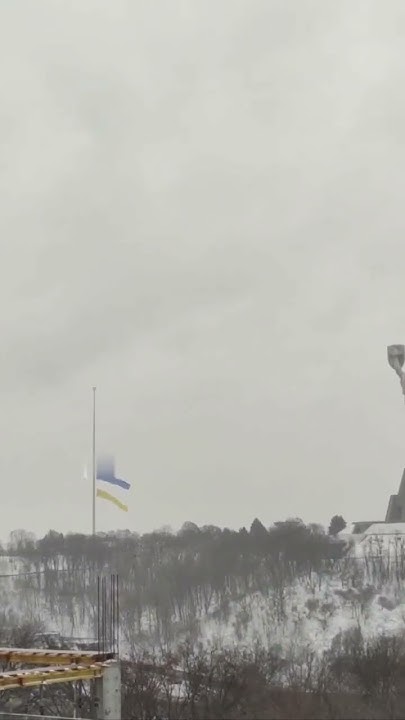 У Києві сильний вітер пошкодив найбільший прапор країни — КМДА 27 11