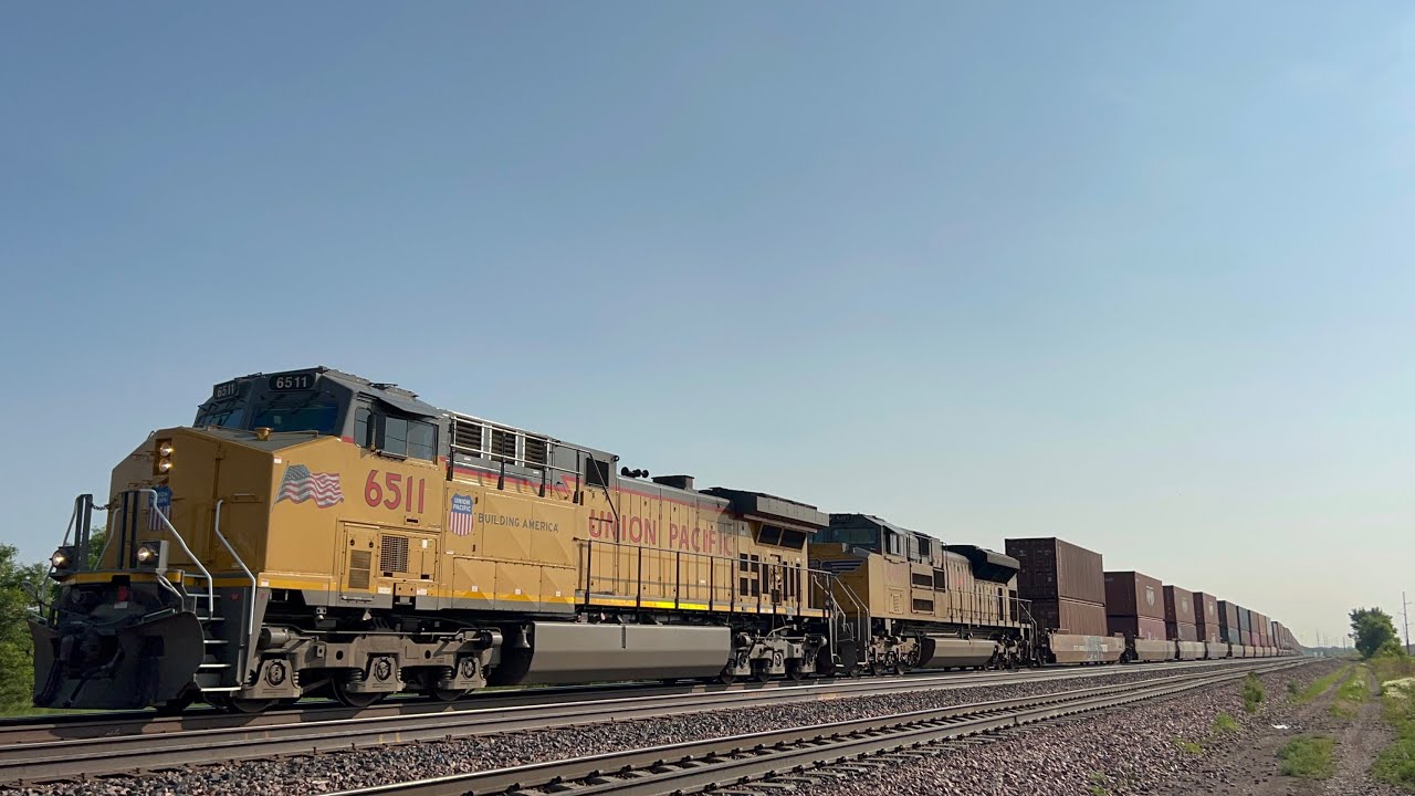 Fresh UP AC44CW 6511 Leads Stack Train on 6/5/23 - YouTube