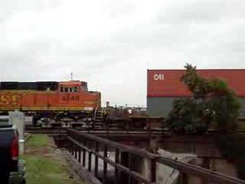 BNSF #4407 Leads Short Intermodal North, Joliet IL. - YouTube