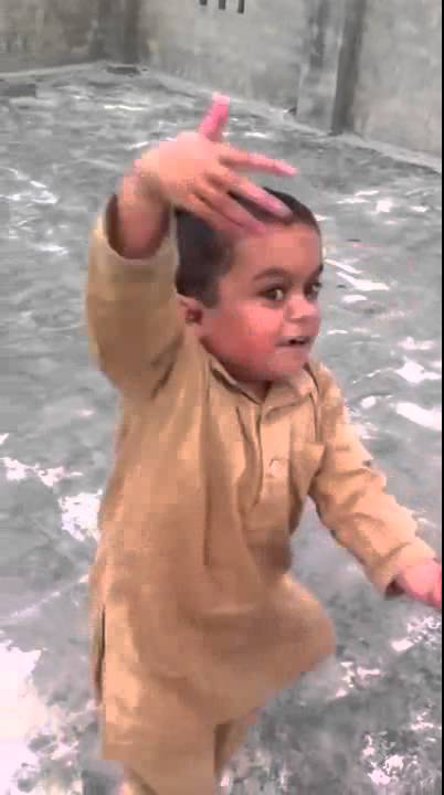 Pakistan kid dancing drum and bass - YouTube