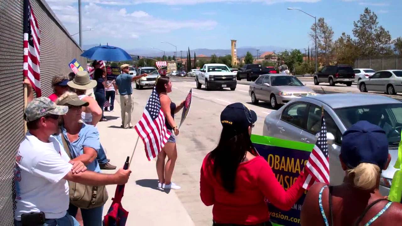 Murrieta CA: illegal immigration protest overpass PT2 - YouTube