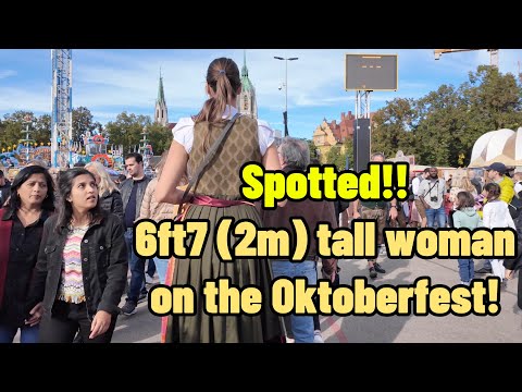 Reactions! 7ft Giantess visits the Oktoberfest!