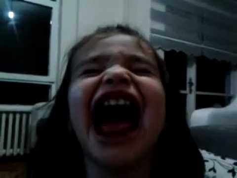 O nasıl gülüş Zorla Güldü