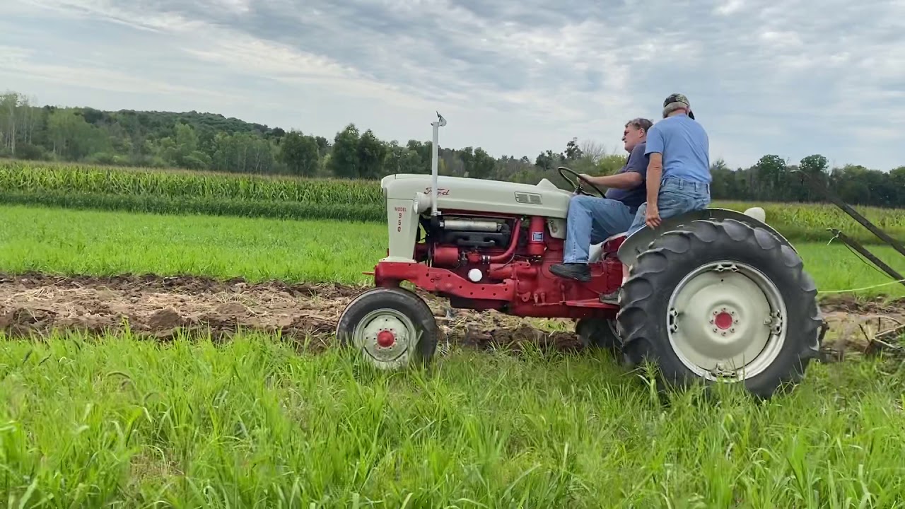 Ford 950 plowing - YouTube