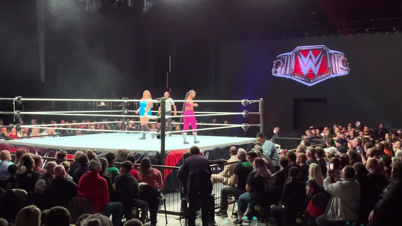 Becky lynch Bianca Belair,Dewdrop wwe live Brighton 2021 - YouTube