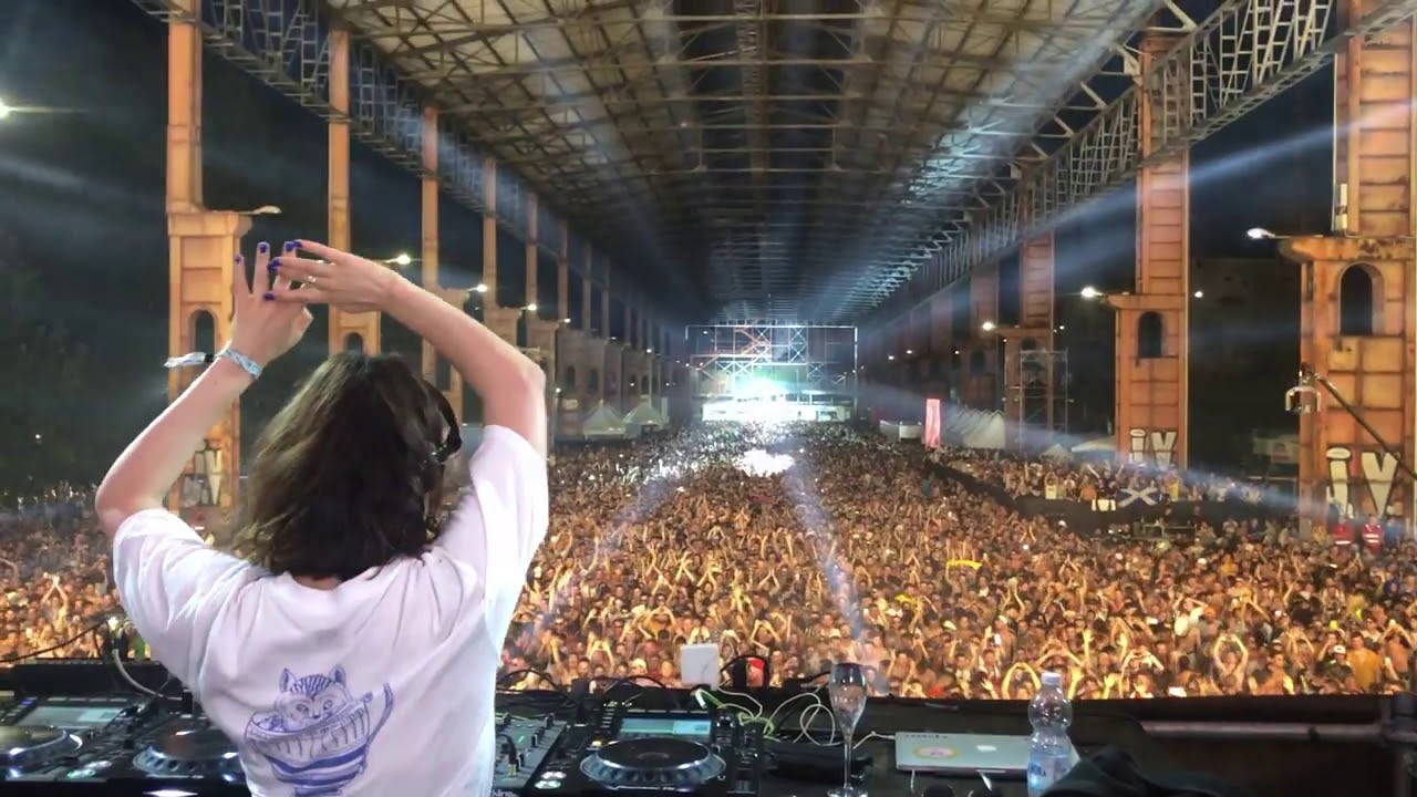 nina kravitz! techno star play psychedelic trance!(out here we stonned ...