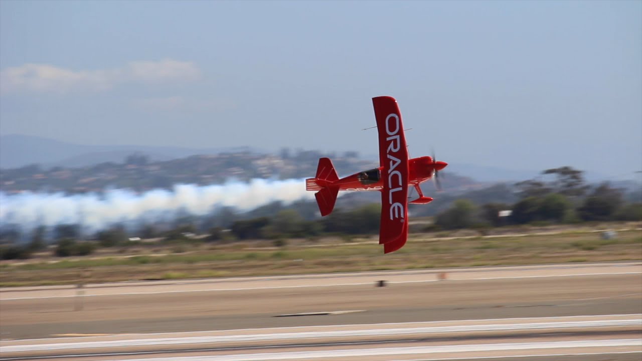 Miramar Airshow 2015 - Oracle Challenger Sean D. Tucker - YouTube
