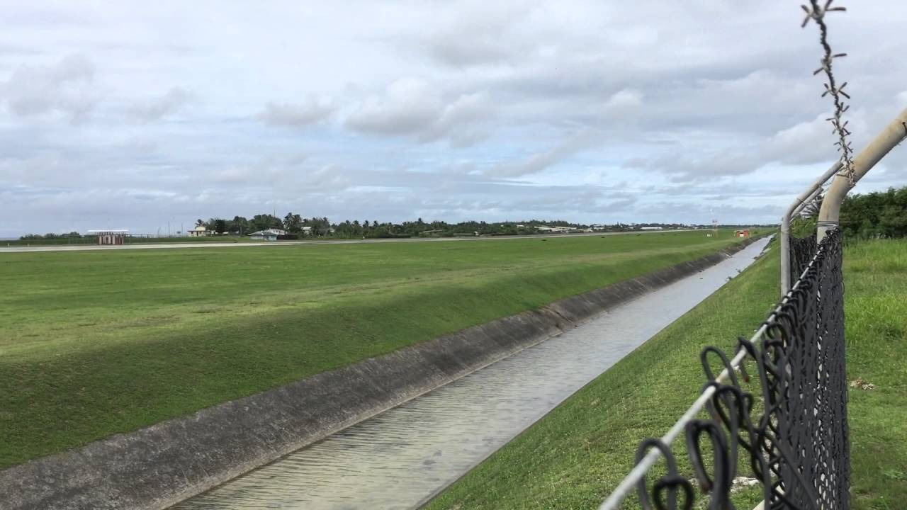 Planespotting @ RAR Rarotonga airport - YouTube