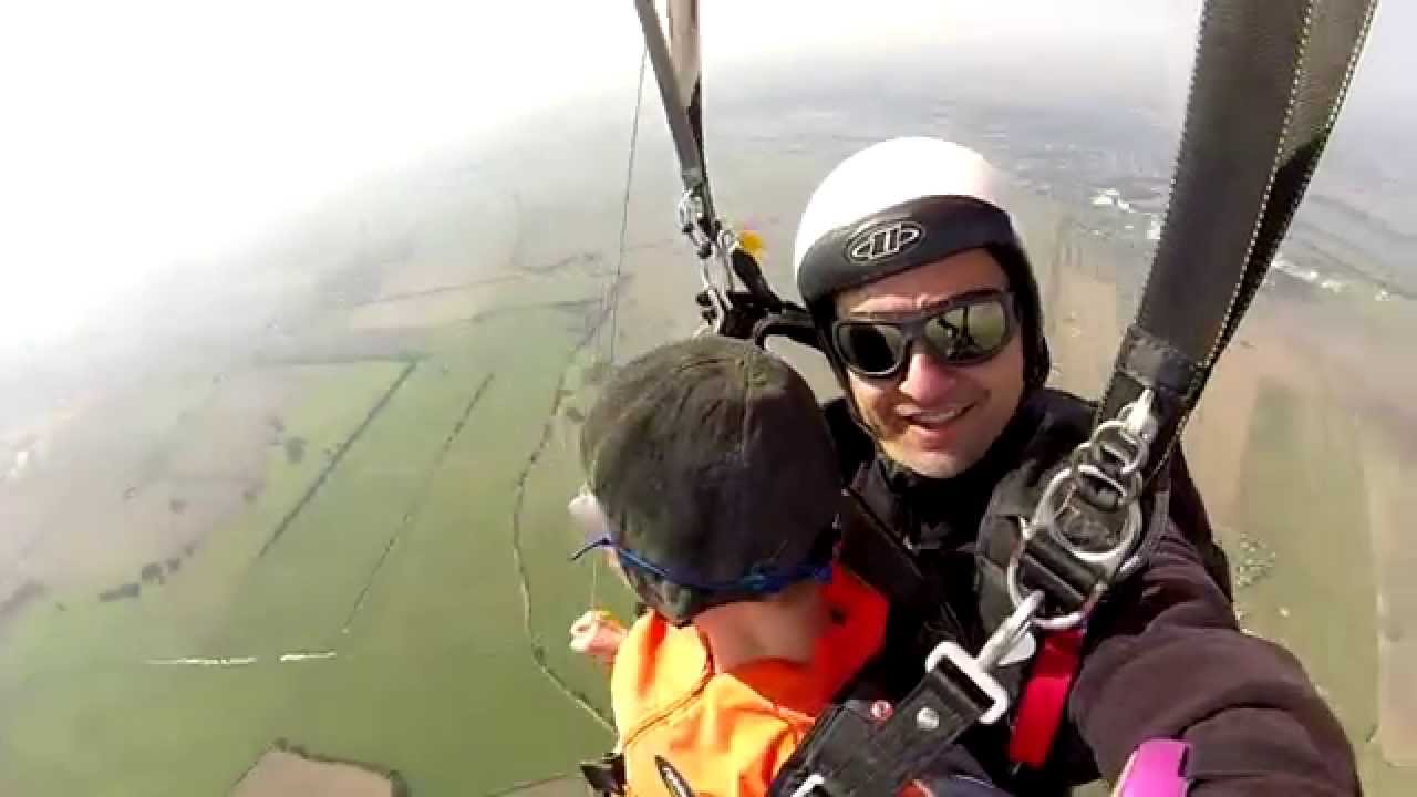 GoJump Gransee Tandemsprung Jessika 4000m - YouTube