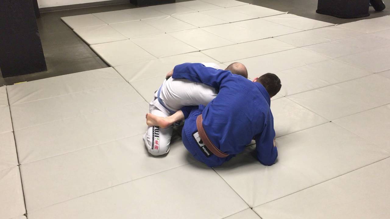 Closed guard sweep, reverse scissor sweep - YouTube