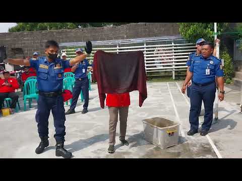 Ibu Ibu memadamkan Api pakai Handuk.... Malah Hanfuk yang dipakai  di Lepasin