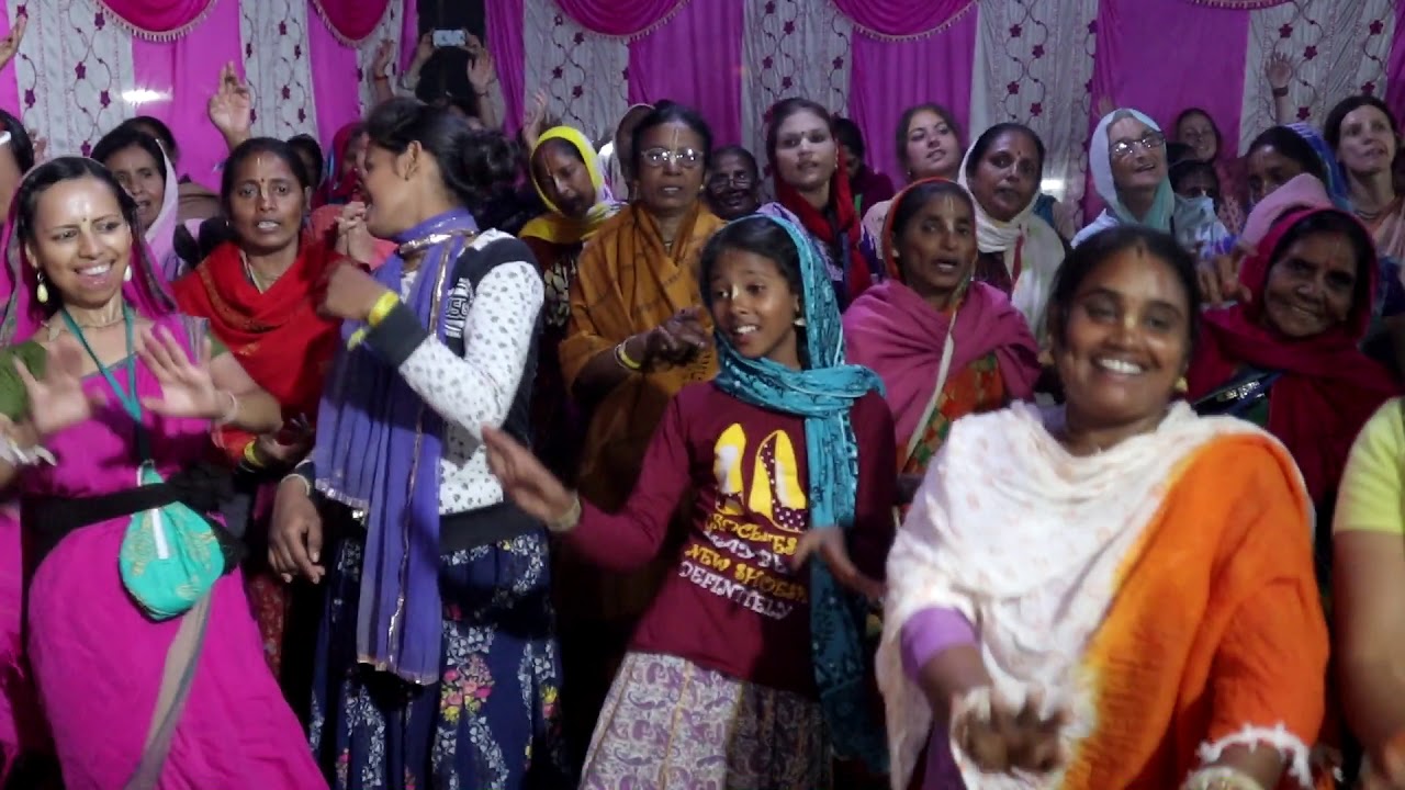 Vraj Mandal Parikrama, Badra prabhu, Kirtan. - YouTube