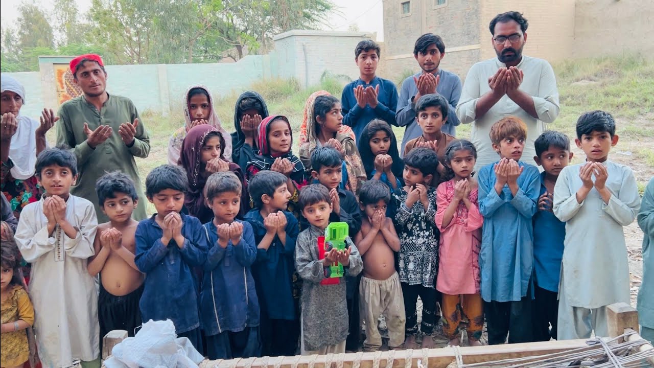 Distributing Food among poor kids || rahe insaniyat - YouTube