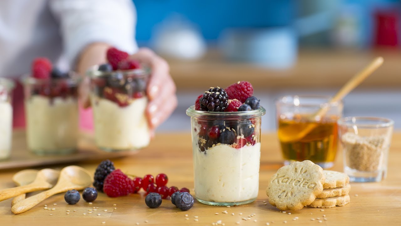 Verrines aux fruits rouges et aux biscuits sésame vanille - YouTube