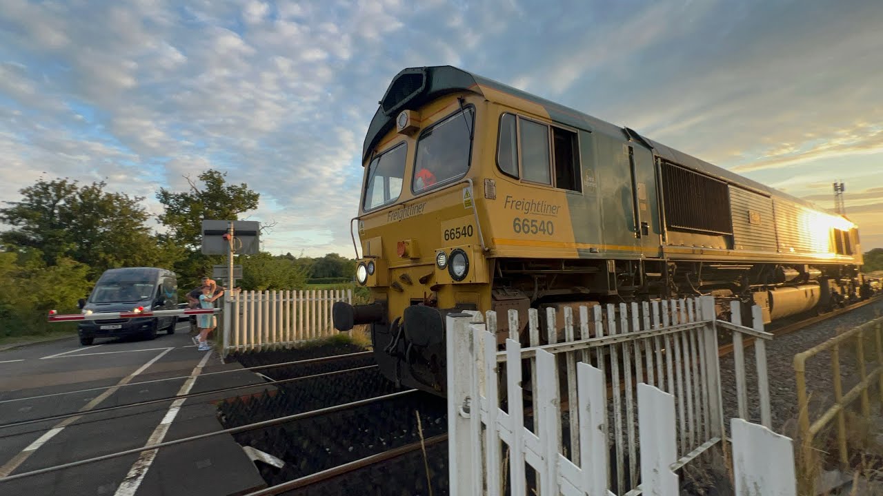 Purton Collins lane level crossing FAILS as freight train passes over ...