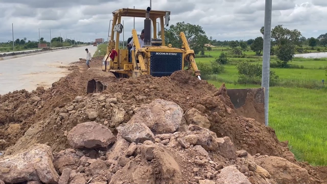 Awesome Construction Mighty Machines Skill Operator Komatsu D58E Push ...