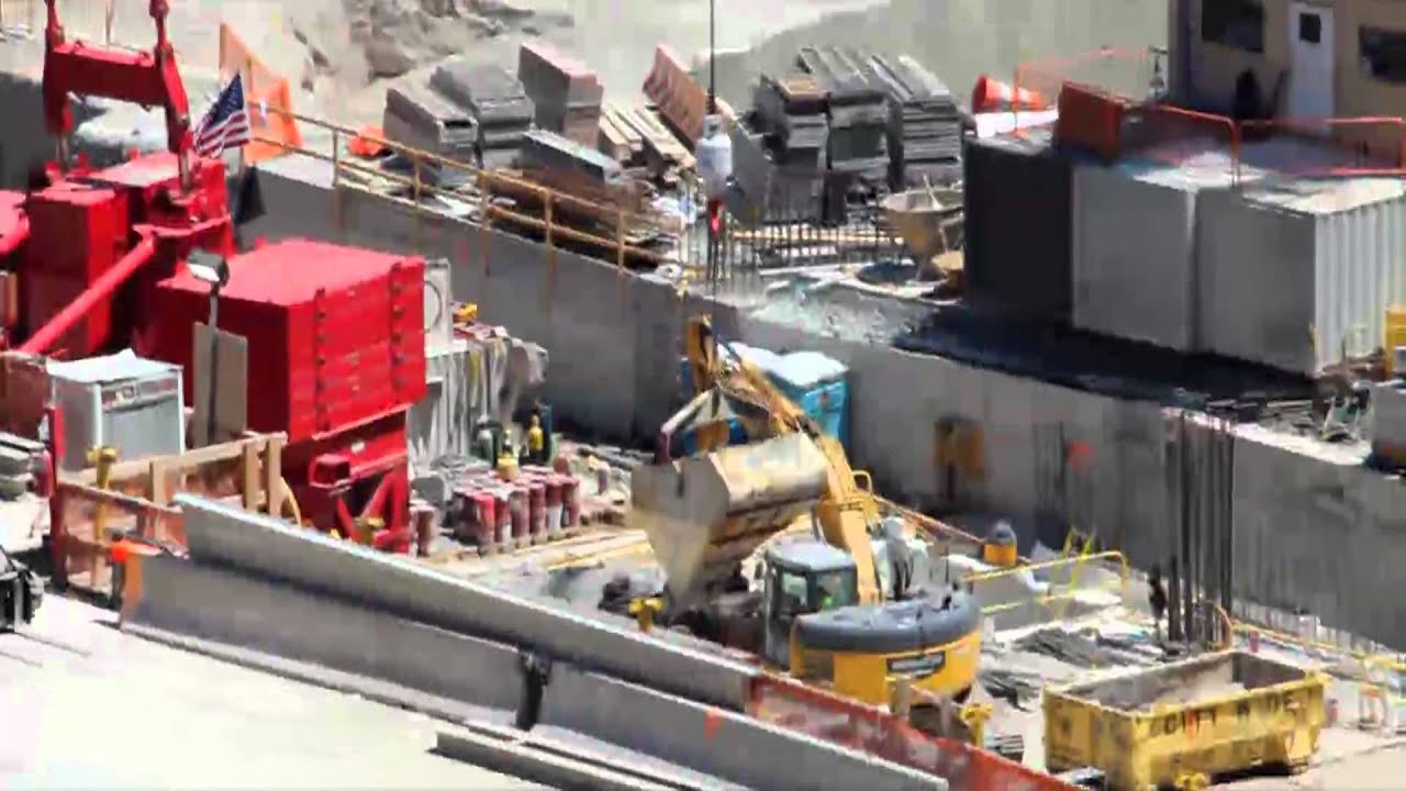 Favco M760D tower crane lifting concrete bucket - YouTube