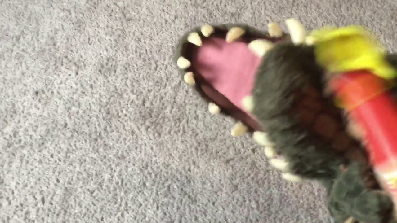 Alligator Puppet eats Ketchup - YouTube
