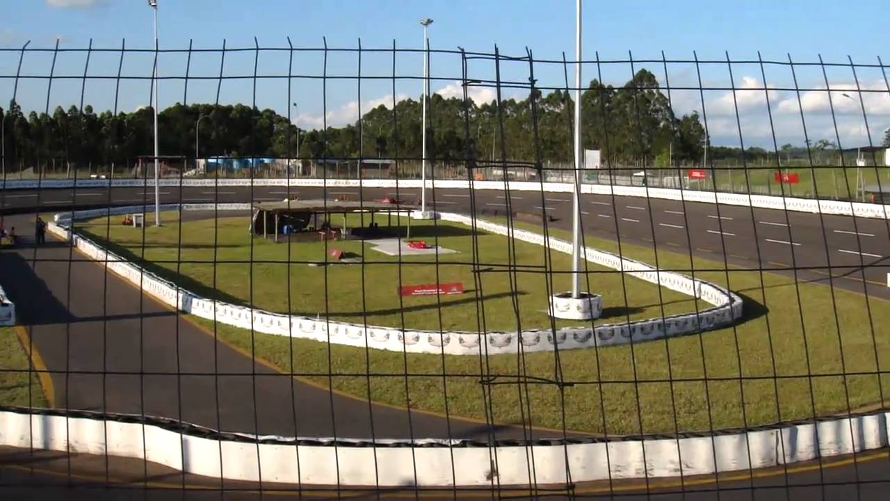 Corrida de Kart em Circuito Oval Velopark - YouTube