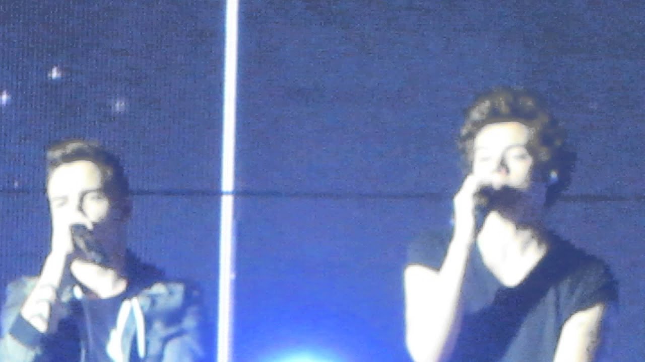 Liam beatboxing to Harry's solo in Little Things - YouTube