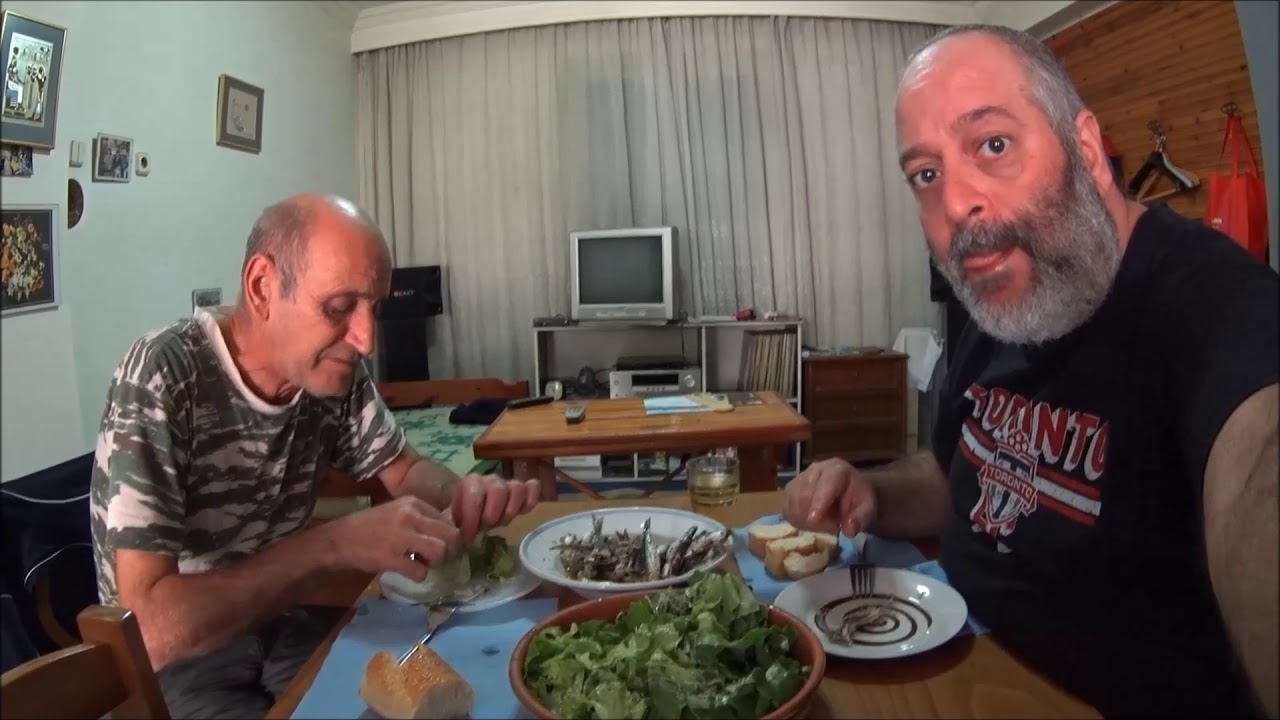 Μπαμπινος και Νικολακης.Με βρυσακι Μαλαματινα και σαρδελα σαχανακι ...