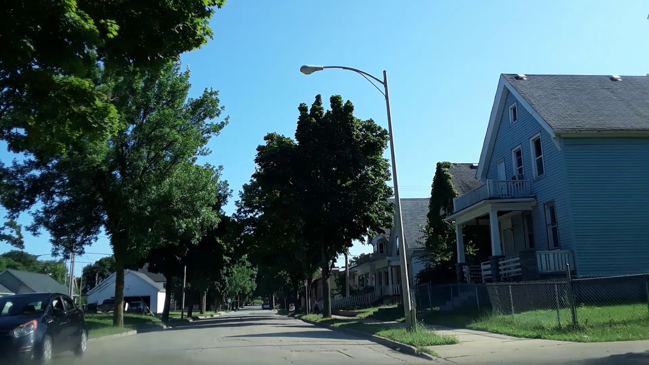 Milwaukee Wisconsin - North Side Inner City Drive Around - Many People ...