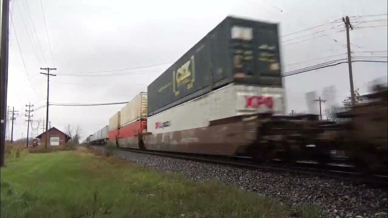 CSX I017 With 1776 and 9280 C40-8 Standard cab - YouTube