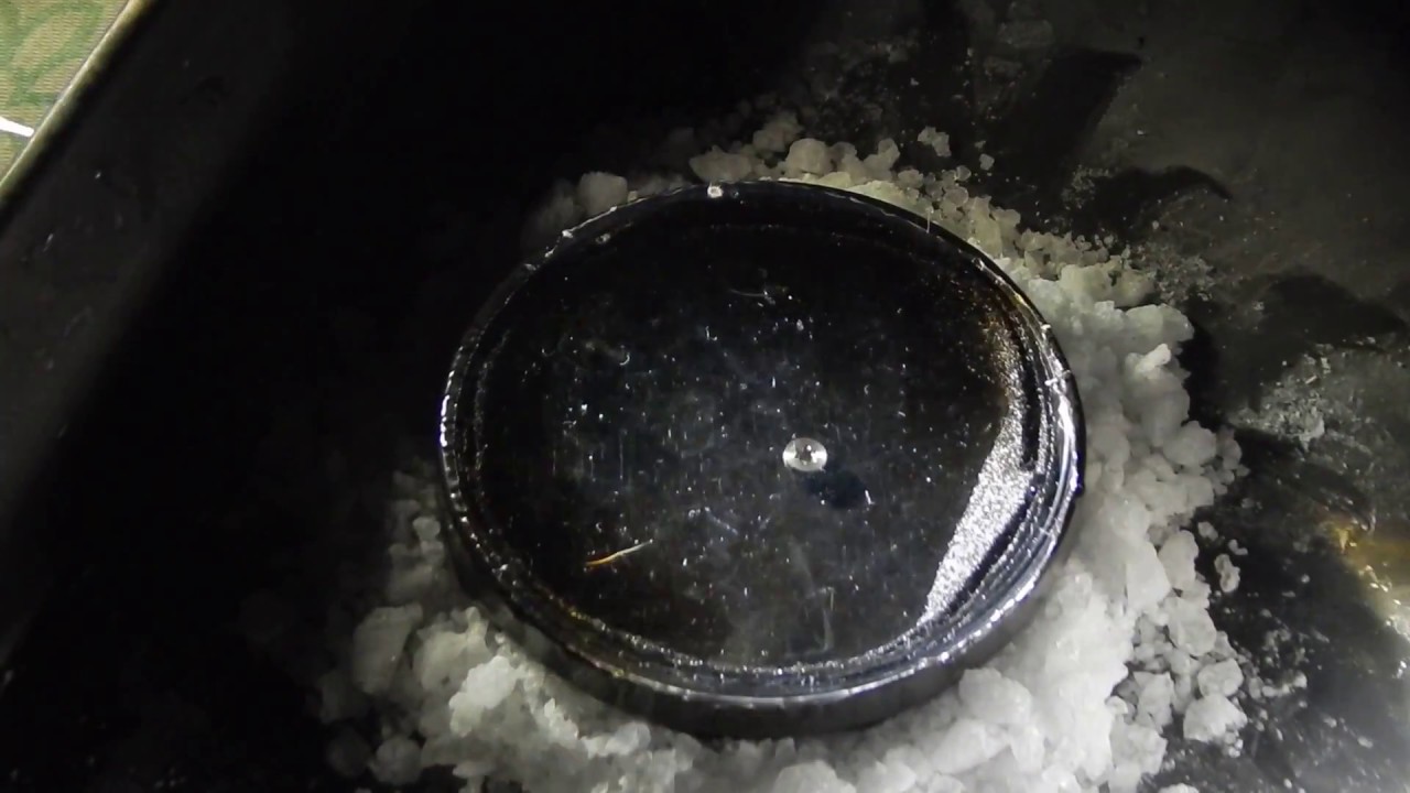 Alpha particles in a cloud chamber - YouTube