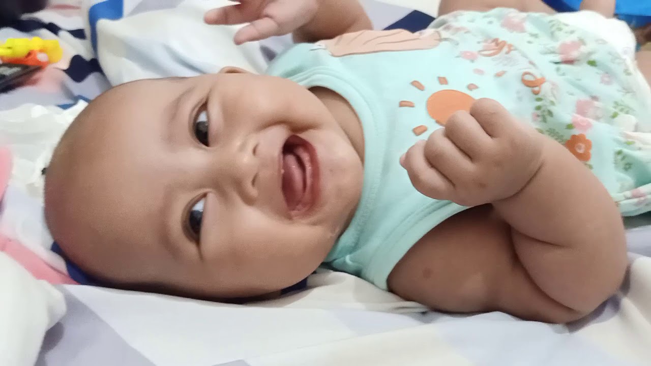 Bayi tertawa - YouTube