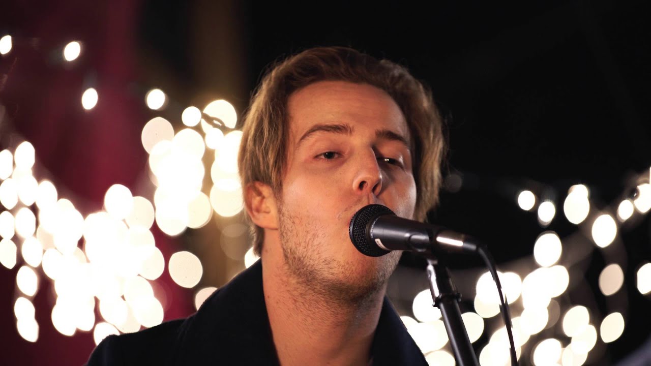 Alec James Lowlight Sessions - Cry Wolf - YouTube