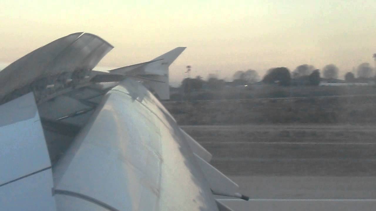 QF93 landing in Los Angeles - YouTube