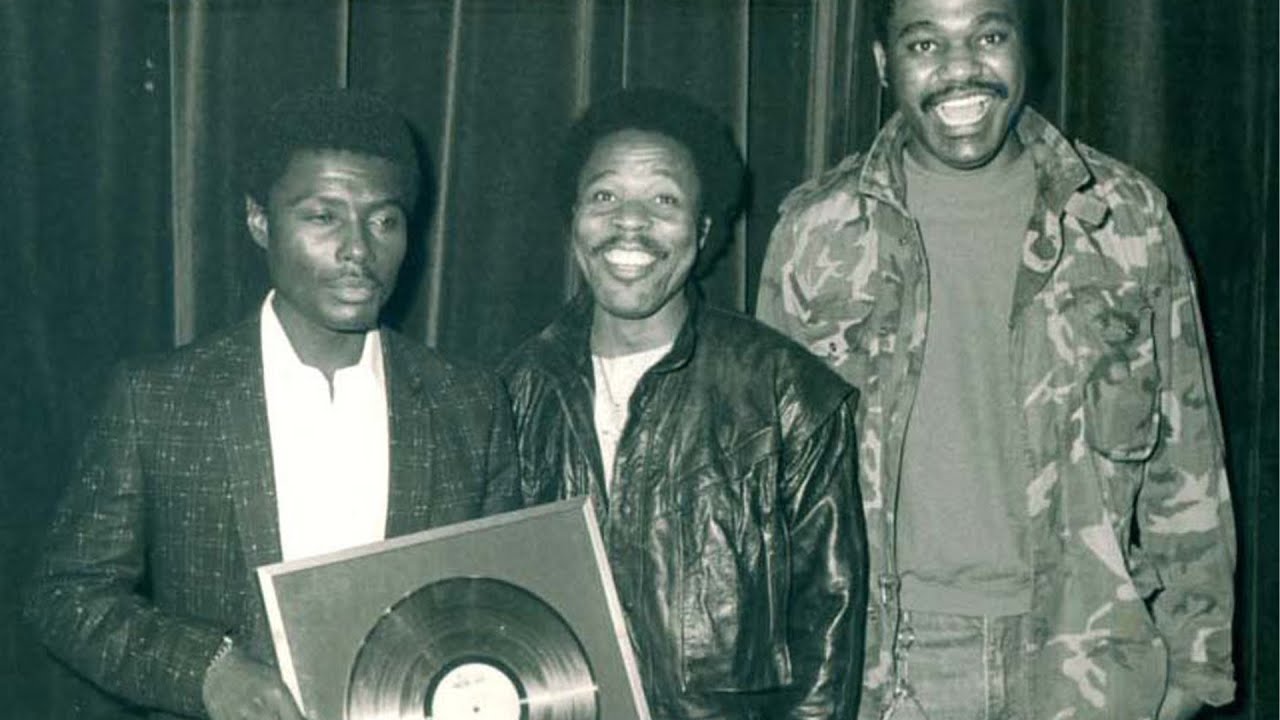 Cérémonie de remise du disque d'or à Sam Fan Thomas et Moni Bilé [1984 ...