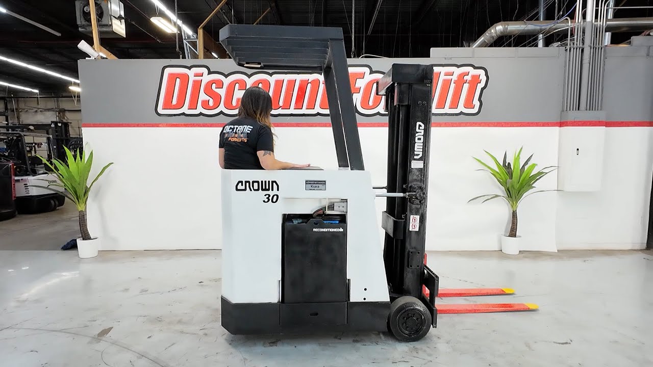 CROWN 30RCTT-S 3,000 lb Electric #4572 - Stand-up Docker for Sale - YouTube
