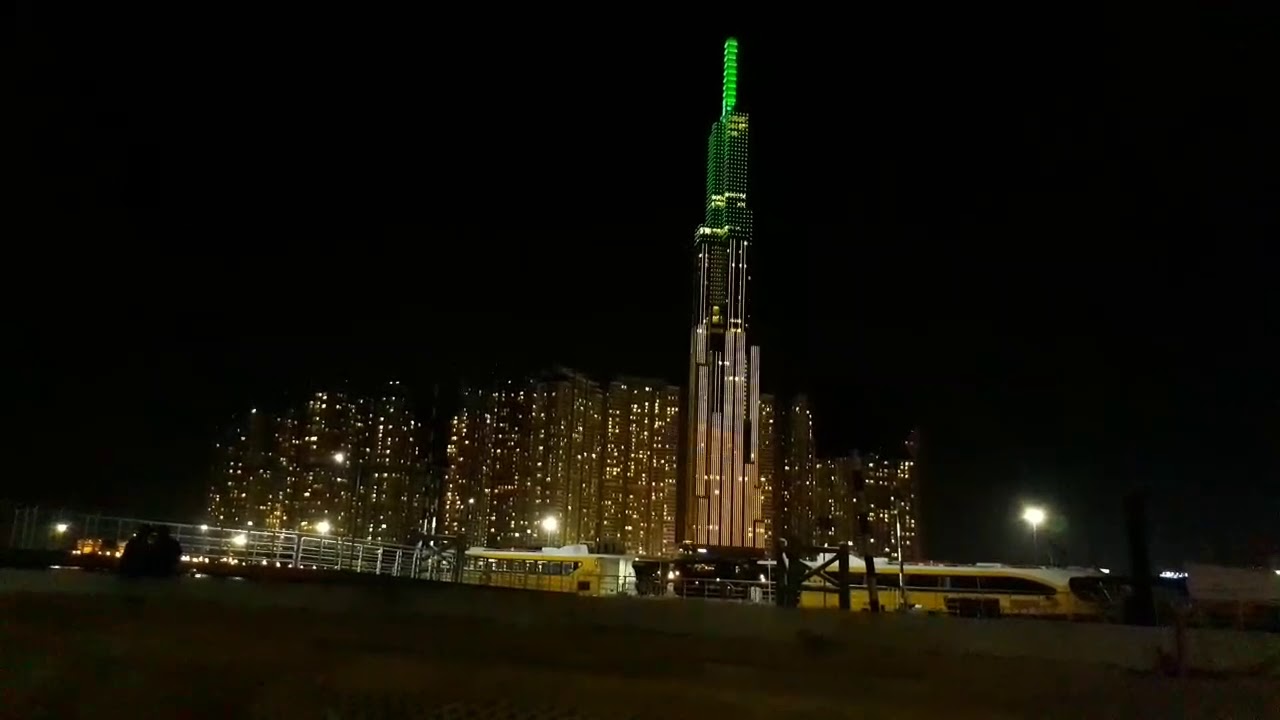 Landmark 81 chạy đèn led. View từ quán cà phê quận 2 - YouTube