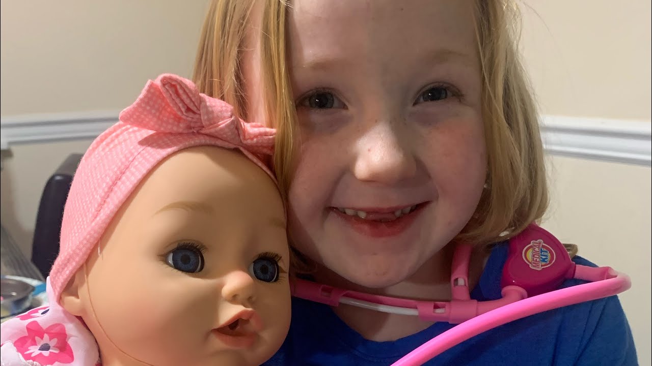 Doctor Ella performs surgery on a baby! - YouTube