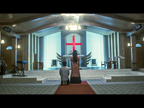 عائلة بيروحوا كنيسة كل اللي فيها مجانين وبيحاولوا يقتلوهم | ملخص مسلسل Save Me