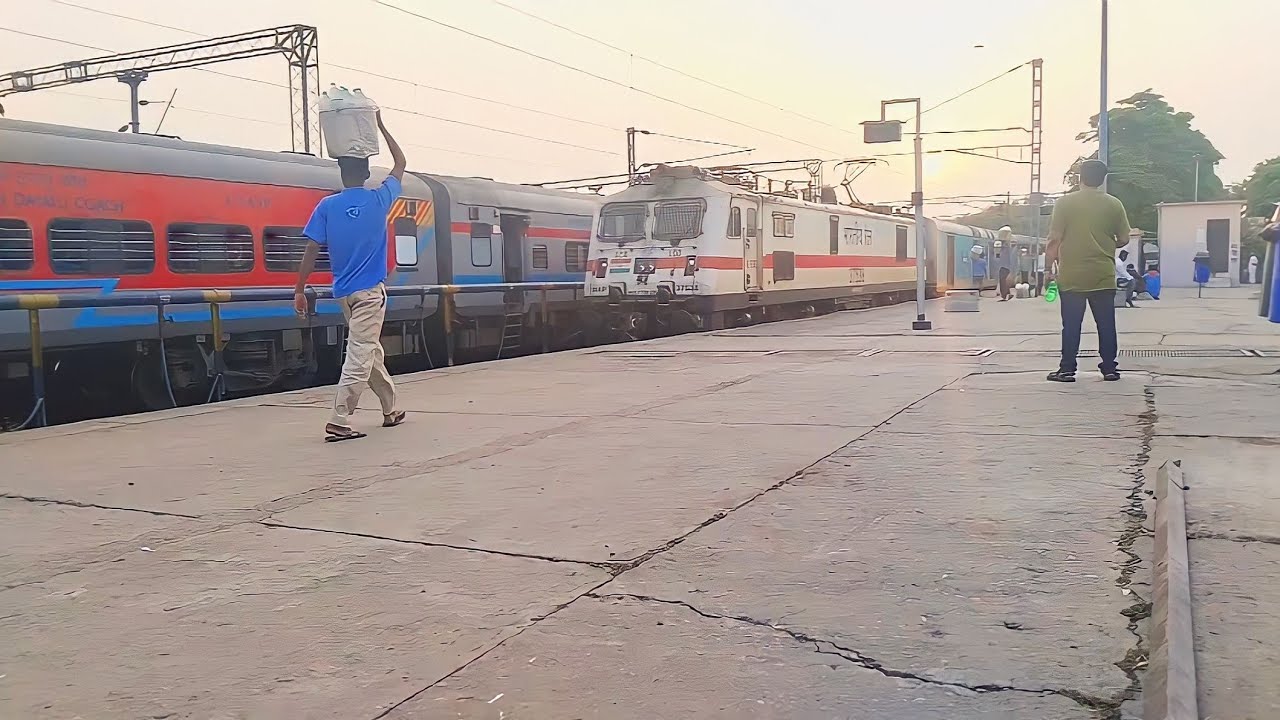 Darbhanga - Kolkata Express Arriving At Barauni Junction - YouTube