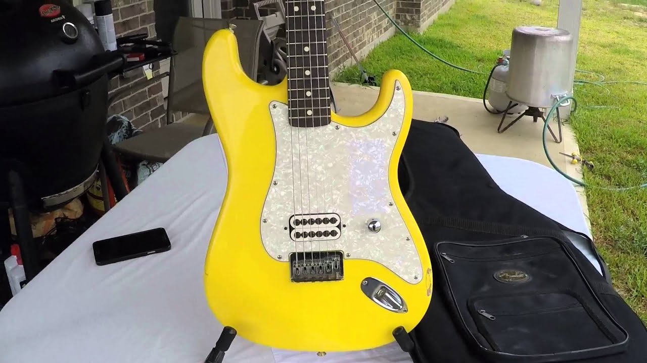 Fender Strat Tom Delonge - YouTube