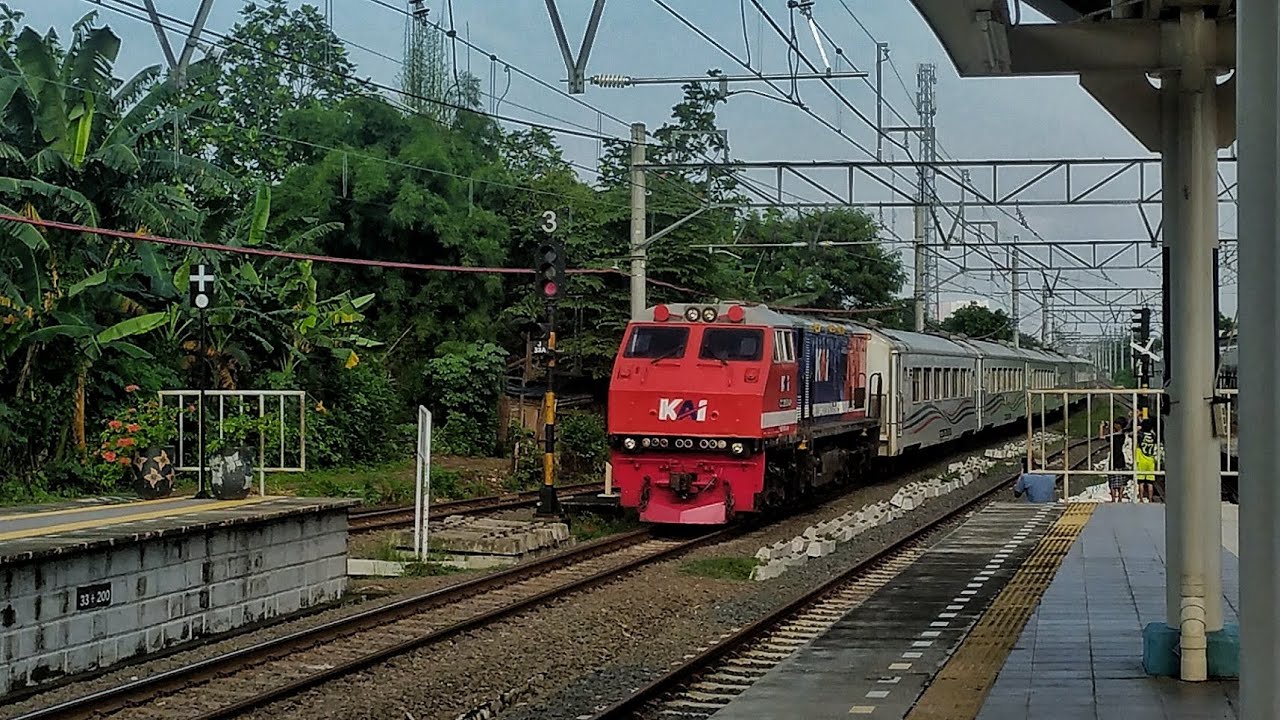 Lokomotif Livery RnB Merah Biru! | Kumpulan Kereta Api Melintas Stasiun ...