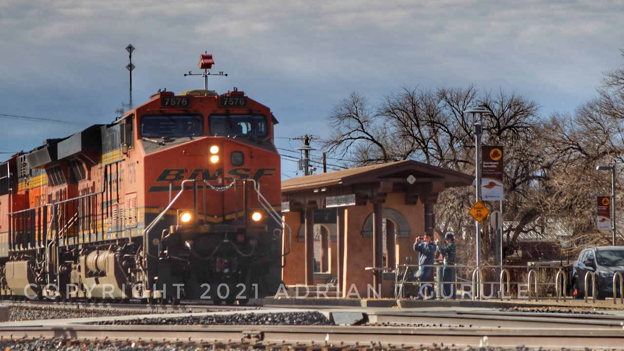 BNSF 7576 leads the Y ABQ1021 211 to Lamy, NM - YouTube