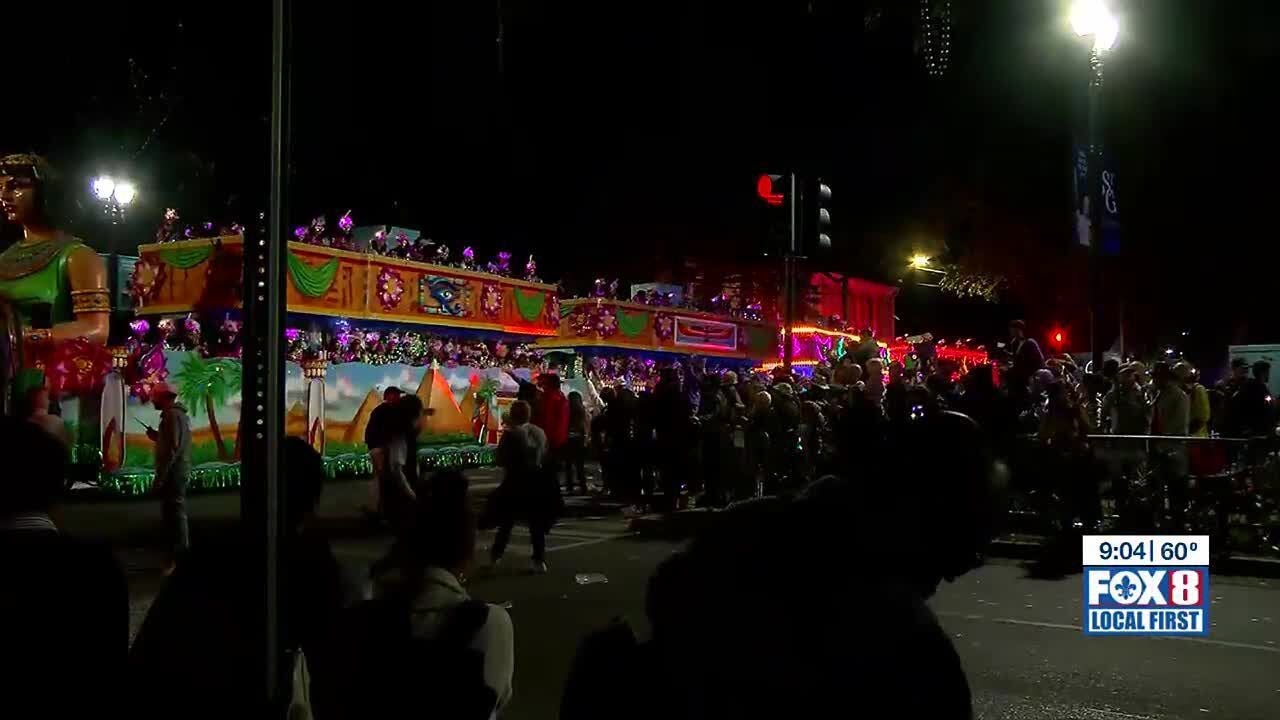 Krewe of Cleopatra float gets stuck in tree during parade - YouTube