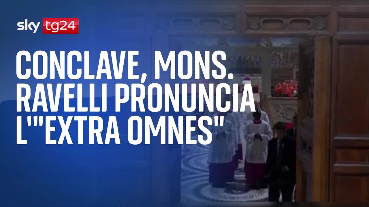Conclave, Mons. Ravelli pronuncia l’"Extra Omnes" - YouTube