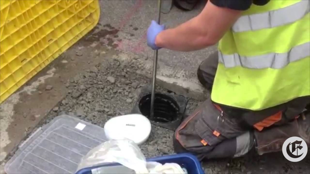 Irish Water contractors remove water meters from Cork estate - YouTube