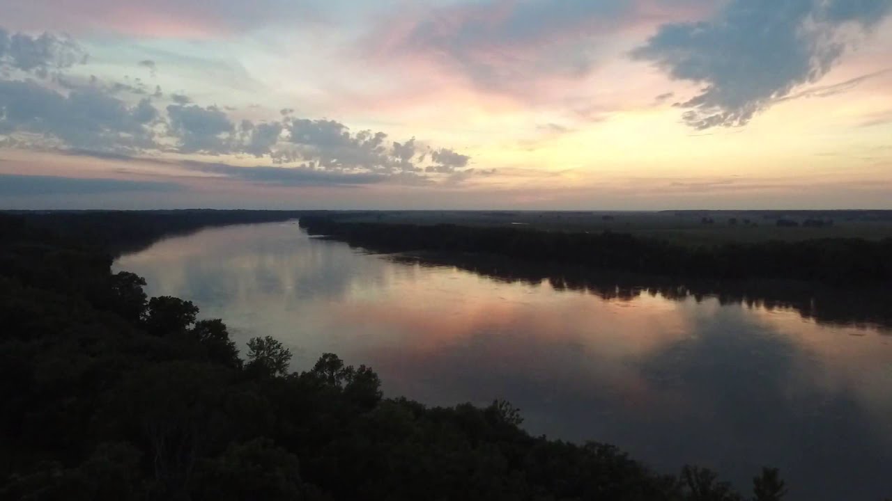 Flying the drone off Lookout Point over the Missouri River - YouTube