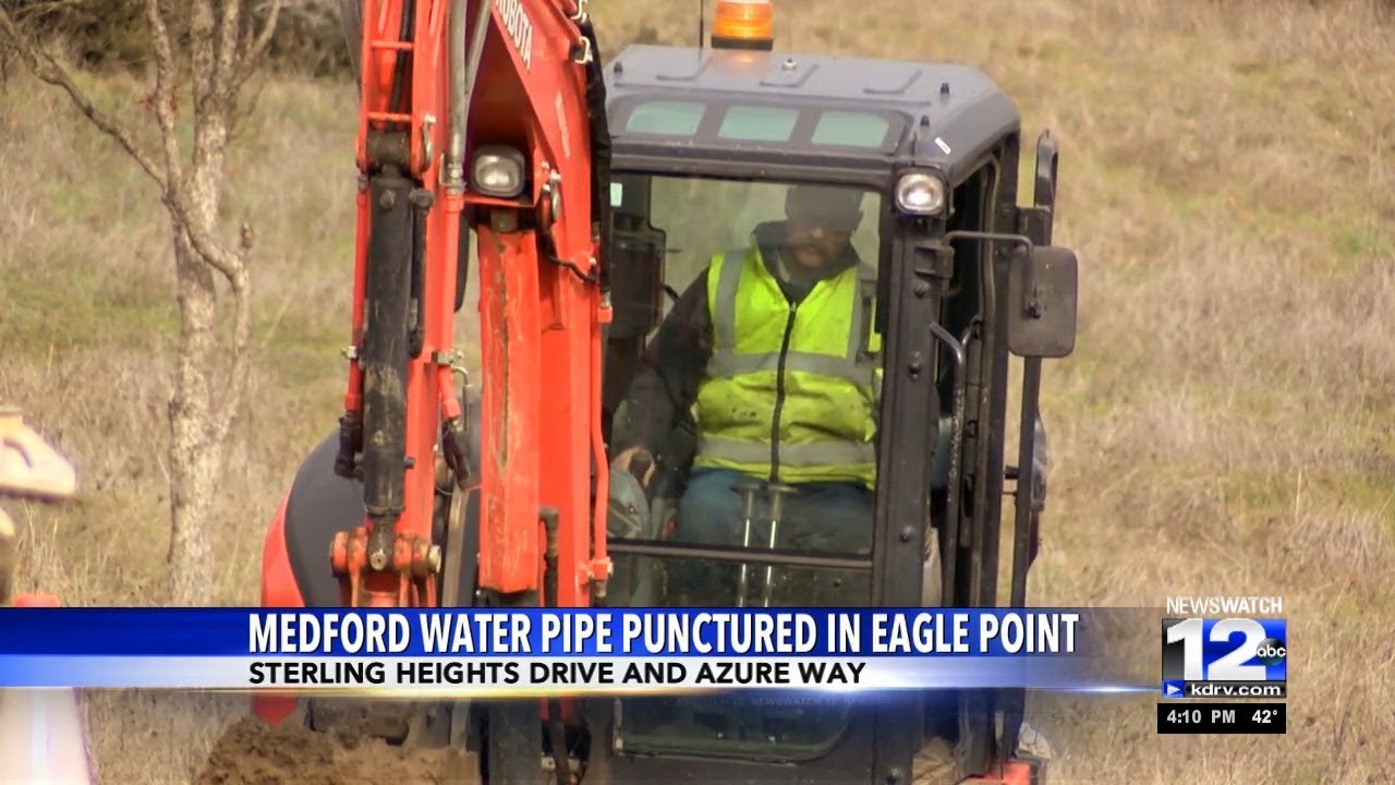 Medford water pipe punctured in Eagle Point - YouTube