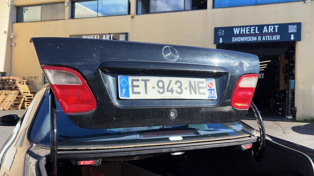 La Mercedes CLK en mode NEED FOR SPEED : ouverture du coffre flip flop ...